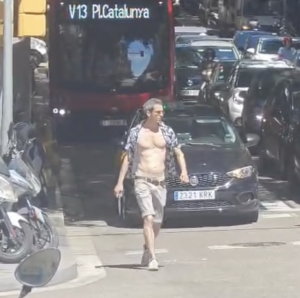 Un altre paio amb ganivet passejant-se per Barcelona – Dolça Catalunya